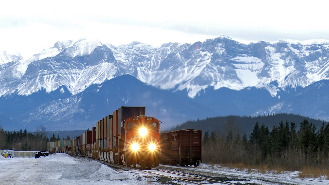 Winter Trains in Canada! CN at Hinton, Alberta - YouTube