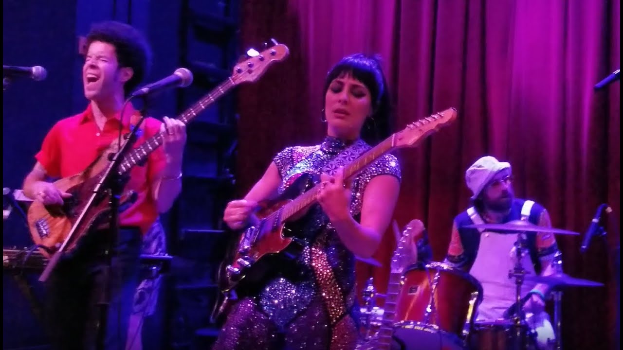 Breanna Barbara live at Union Pool - Rise (Live) - YouTube