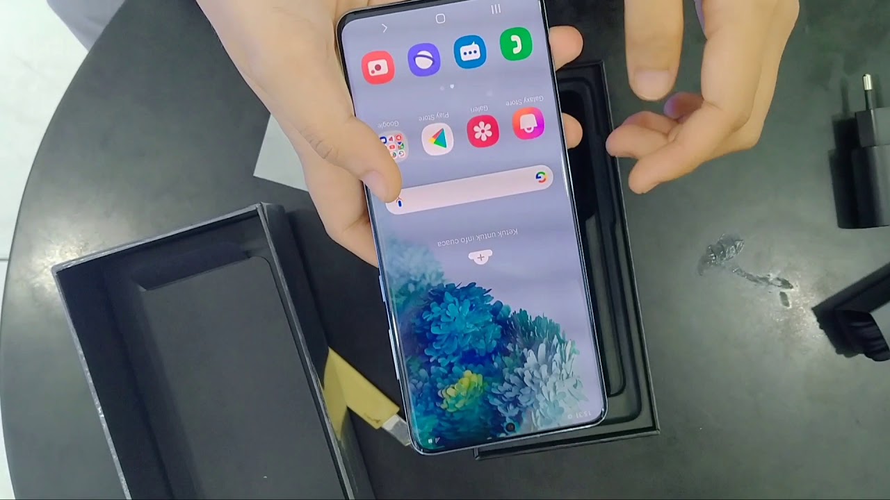 Unboxing SAMSUNG Galaxy S20 - YouTube
