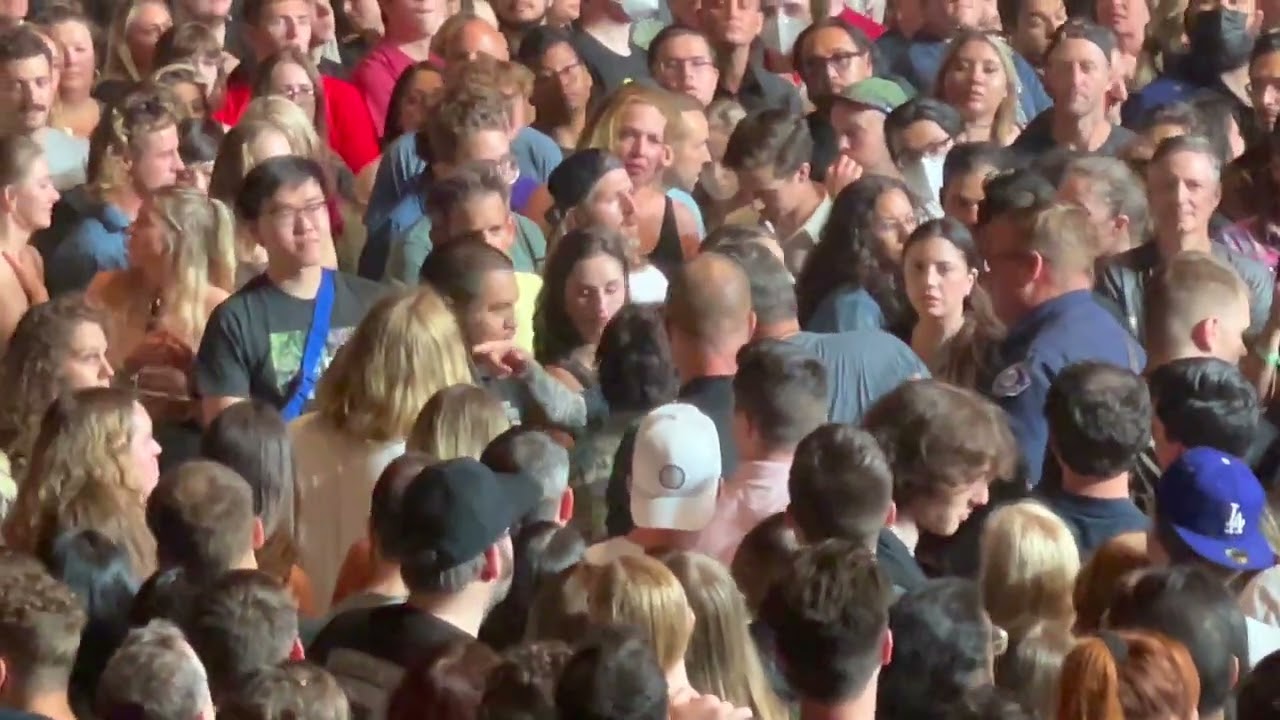 THE KILLERS stop concert to assist fan who passed out - YouTube