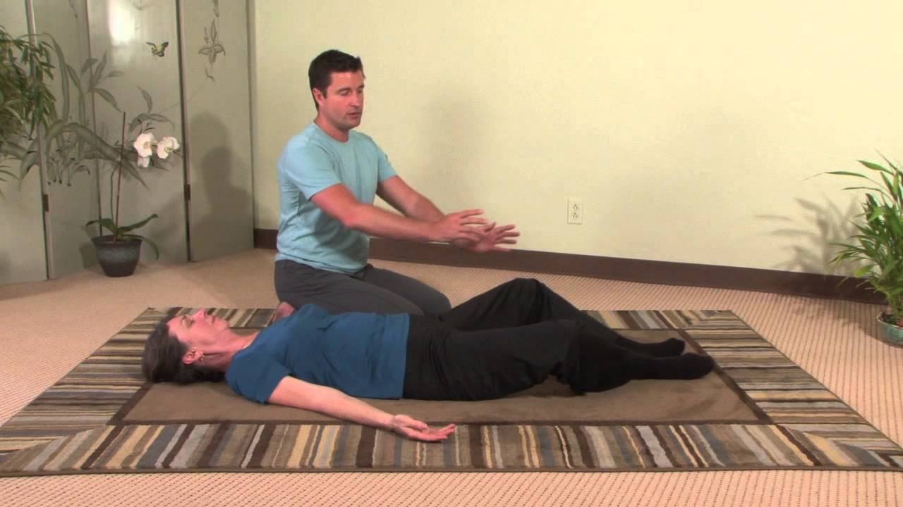 Gentle Somatic Yoga Sequence for Knee and Hip Mobility - Swimming Frog ...