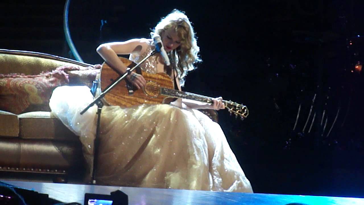 Taylor Swift, Front Row, Ours - YouTube