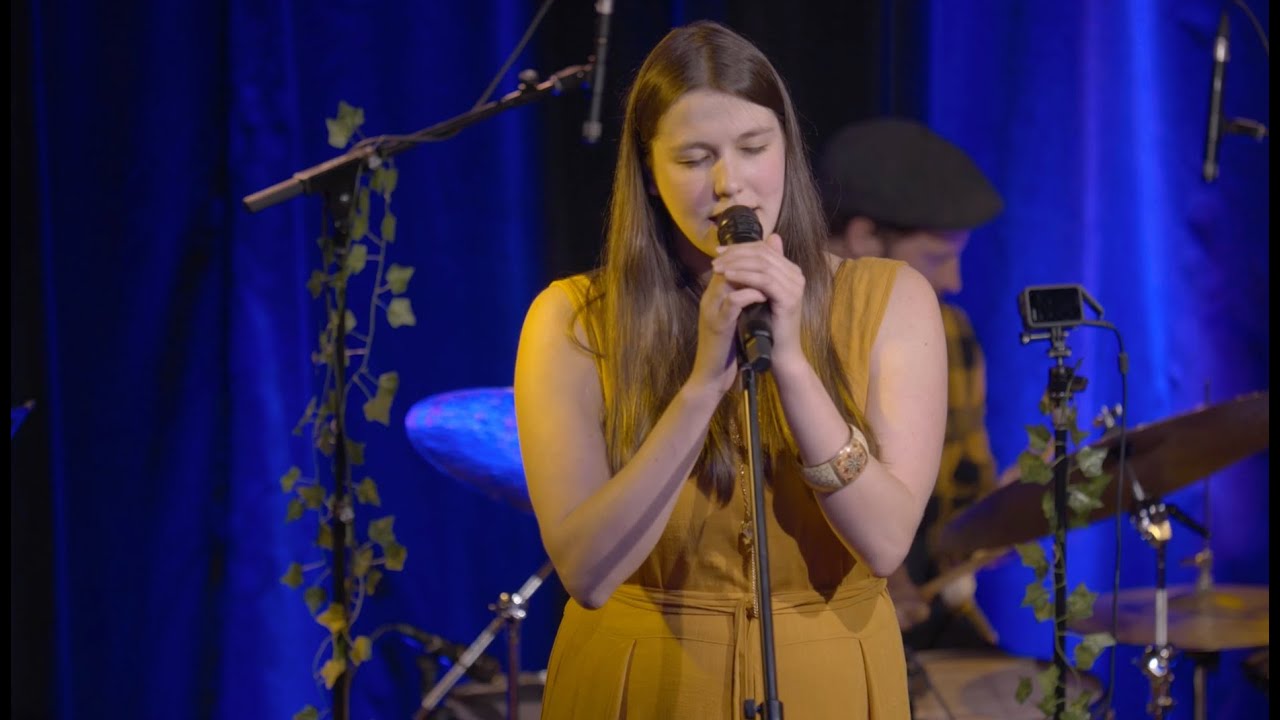 Wide Arches - Grass Beneath Your Feet (Live at Small World) - YouTube
