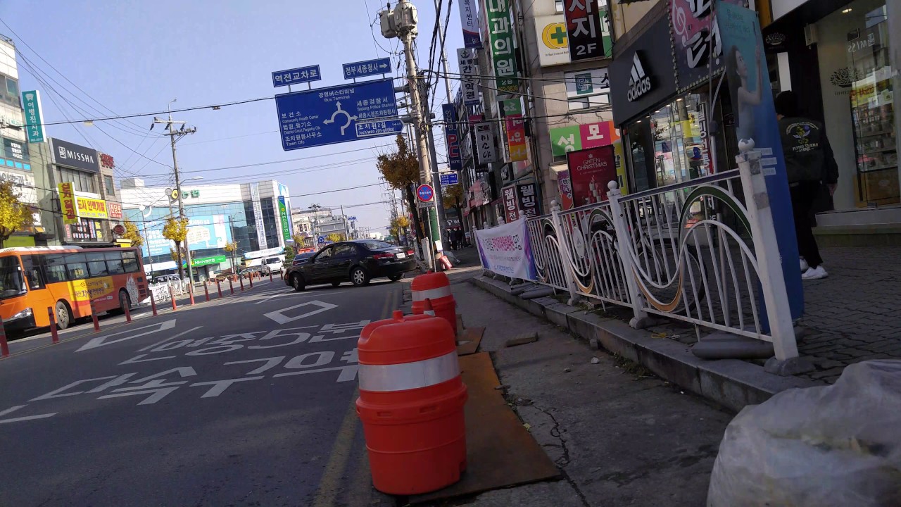 a little bit of bus watching at eastern side of Jochiwon Station ...