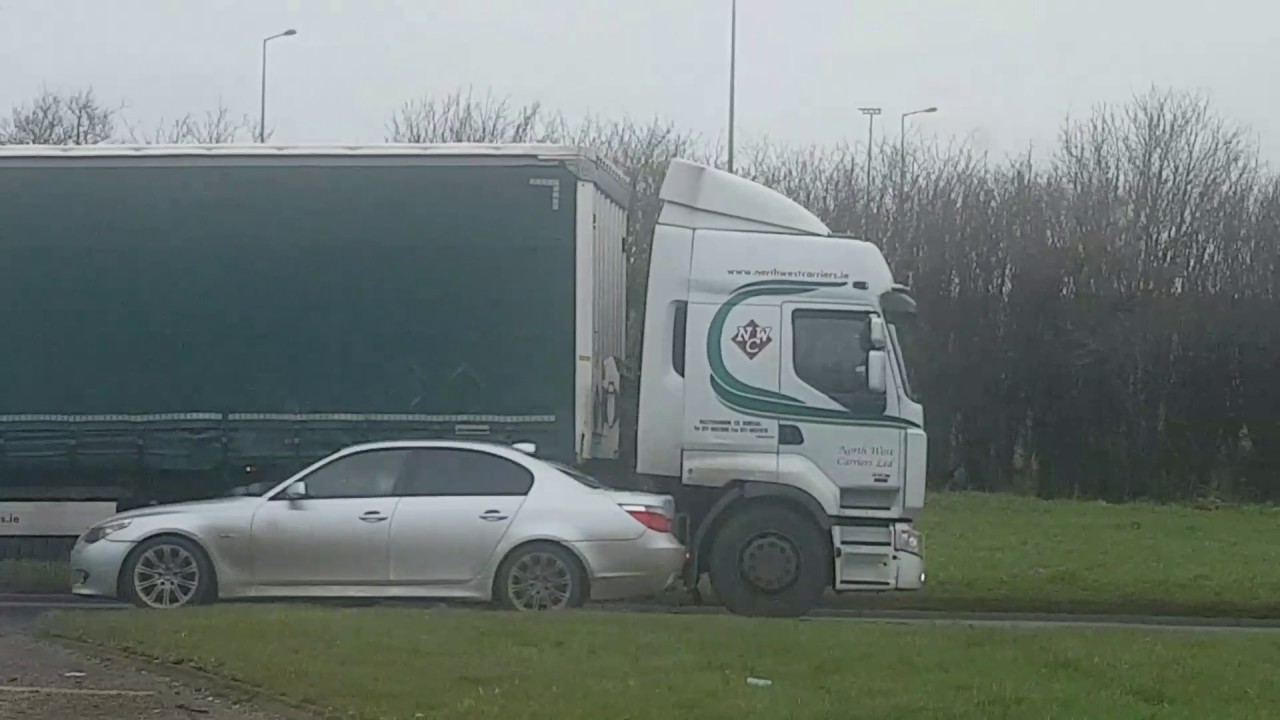 Lorry drives wrong way at one of belfasts busiest roundabouts - YouTube
