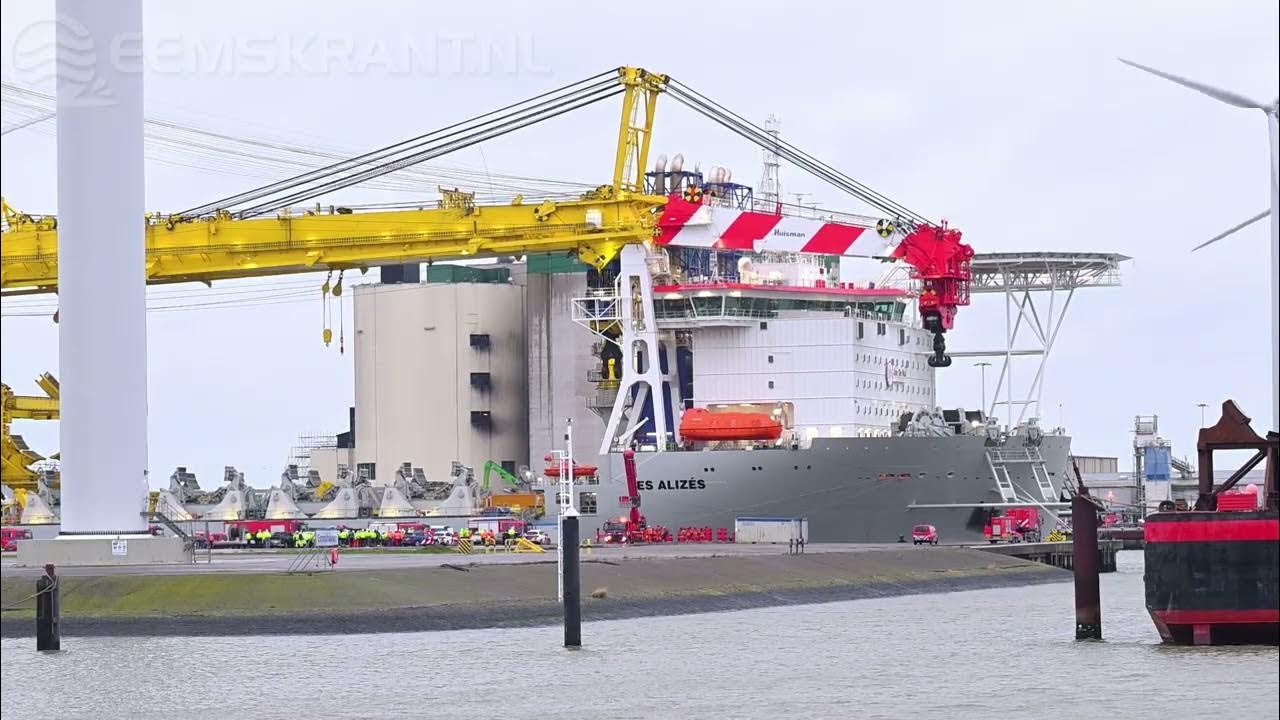 Zeer grote brand op windturbineschip in de Eemshaven: Sein 'brand meester' gegeven - YouTube
