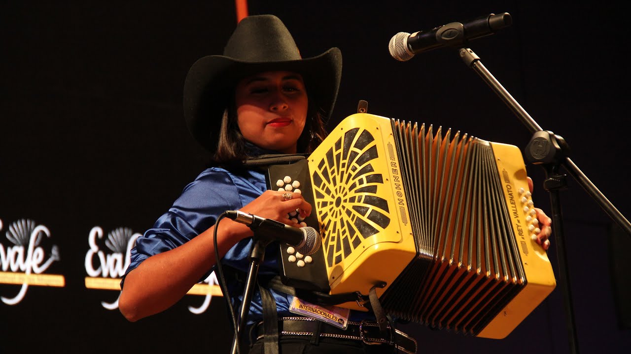 LUCIA CELESTE REINA DEL ACORDEON EN MEXICO TOCA UNA CANCION VALLENATA ...