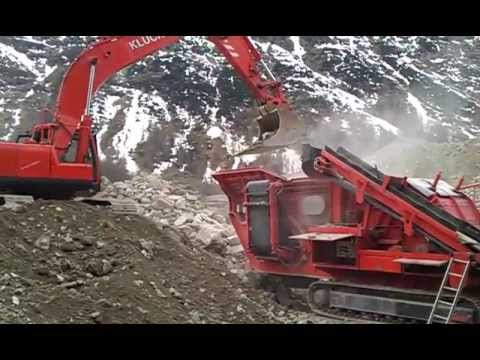 Mobiler Brecher von Klucker Klosters im Einsatz bei Montebello Engadin ...