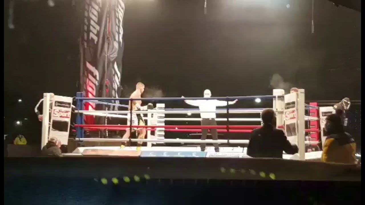 Perry Howe (THE PROMISE) 3rd pro fight - UKs first ever drive through ...