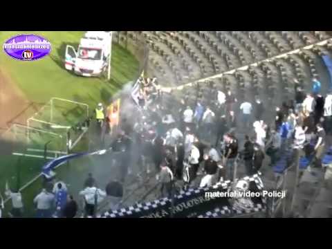 Chuligan podpala flagę Kotwicy