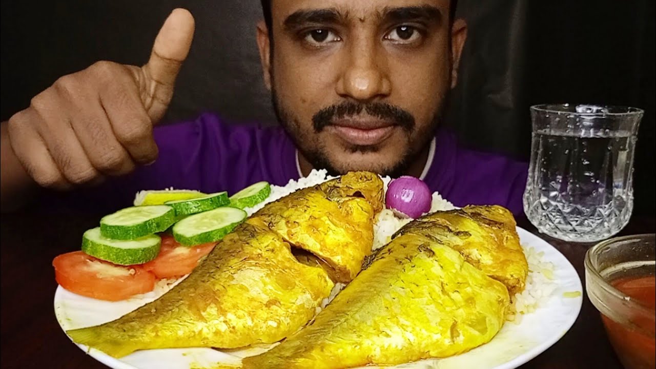 EATING WHOLE SPICY PUTI FISH CURRY WITH RICE, TOMATO, SASHA, ONION ...