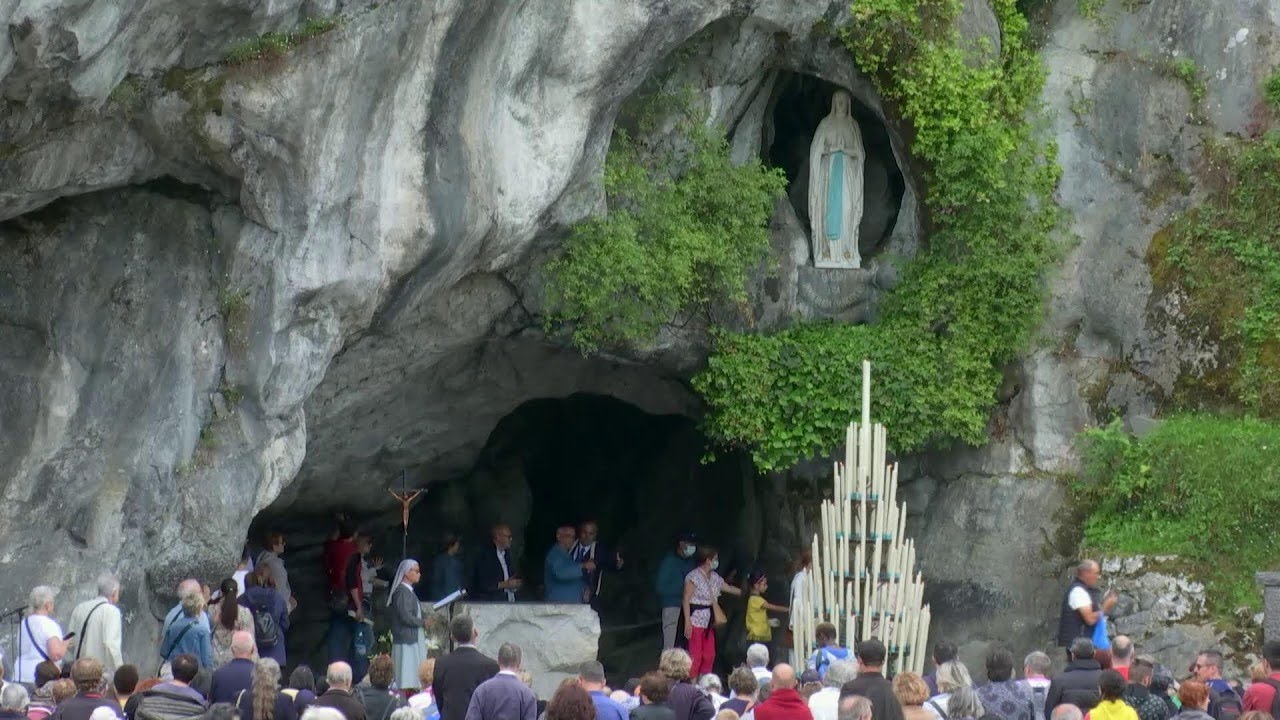 08 July 2022 - France Lourdes Grotto Mass | Messe depuis la Grotte de ...