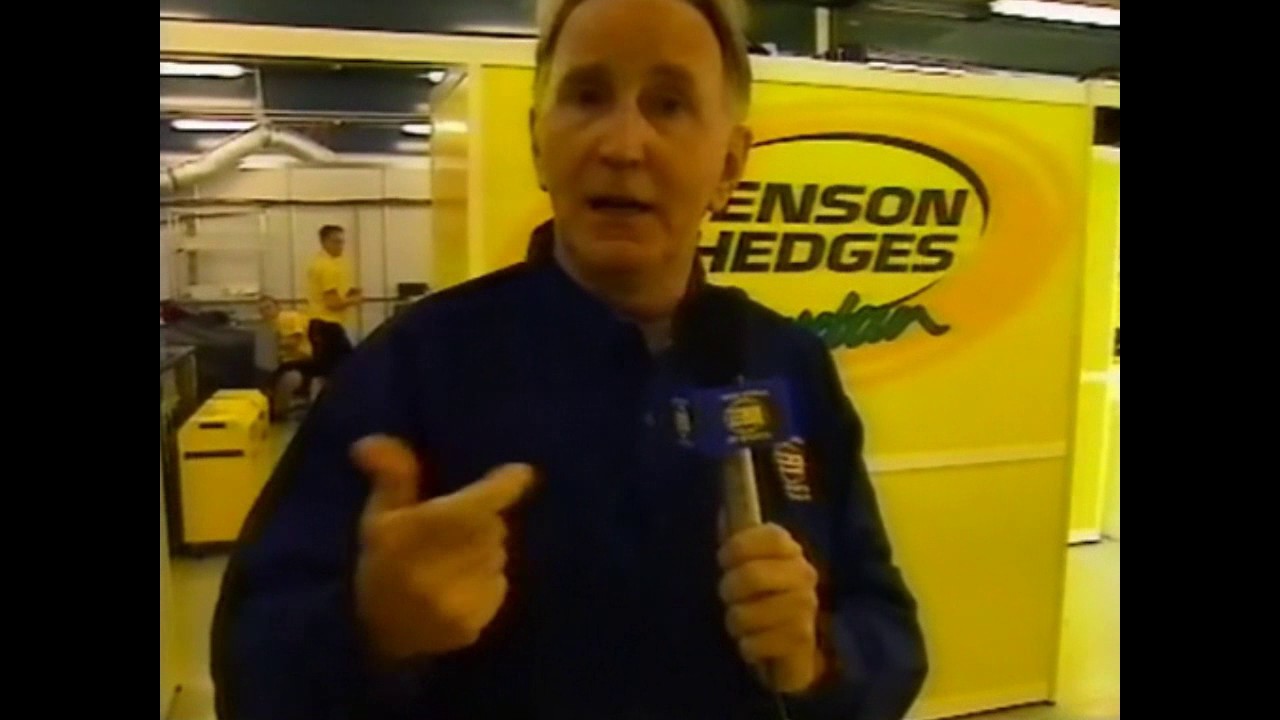 John Watson crashes the Jordan F1 garage 2000 - YouTube