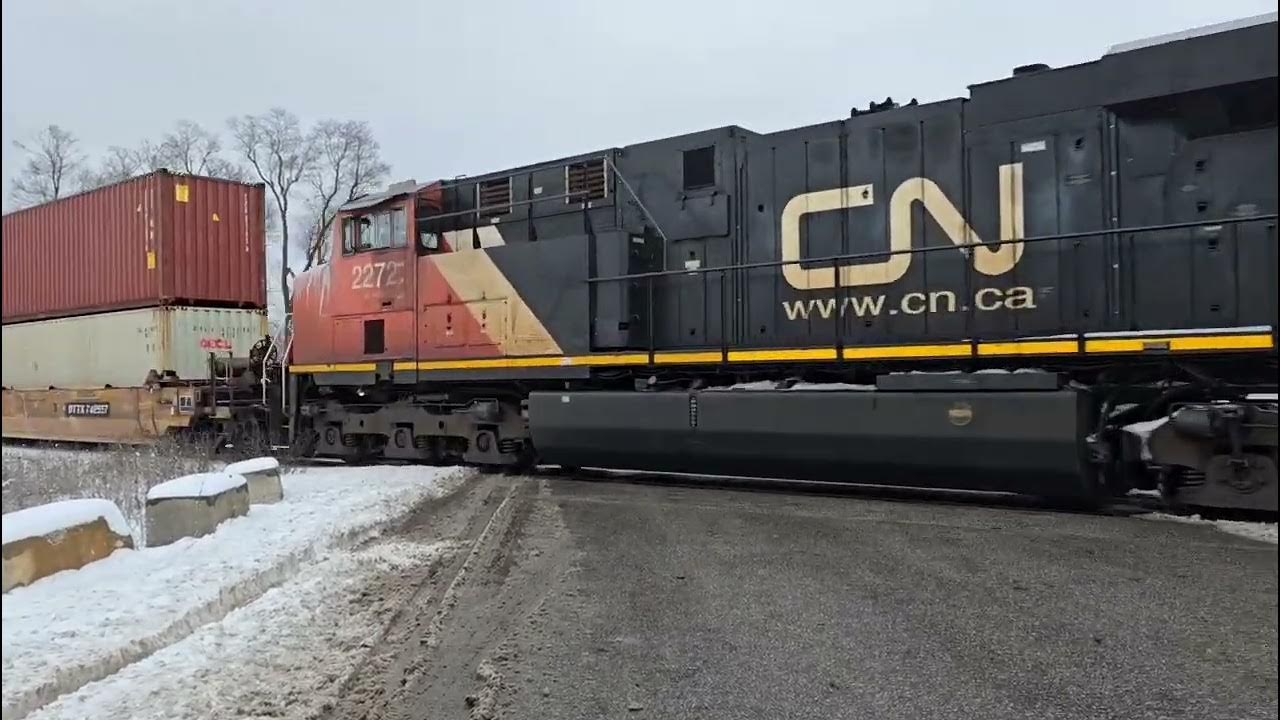 CN 3305 westbound - YouTube
