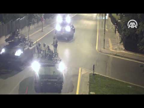 Elindeki Türk bayrağı ile darbecilere tek başına direndi