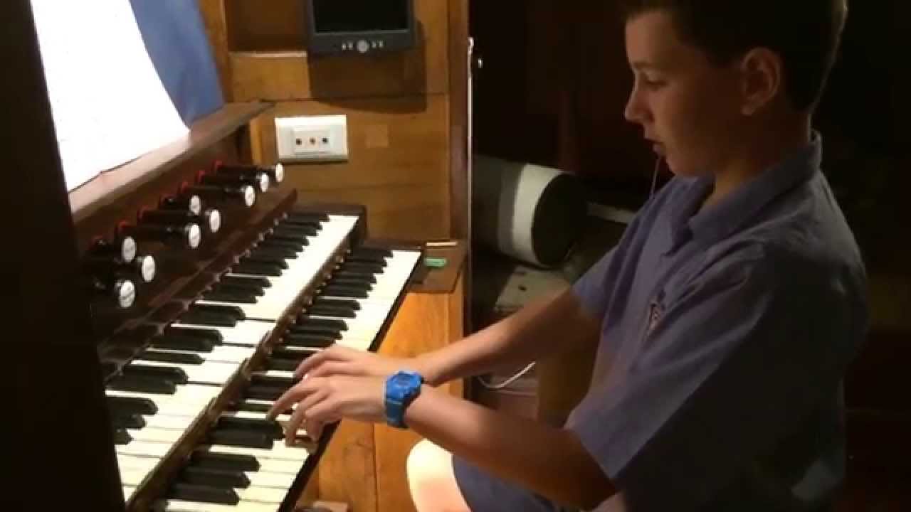 Jeune organiste - YouTube