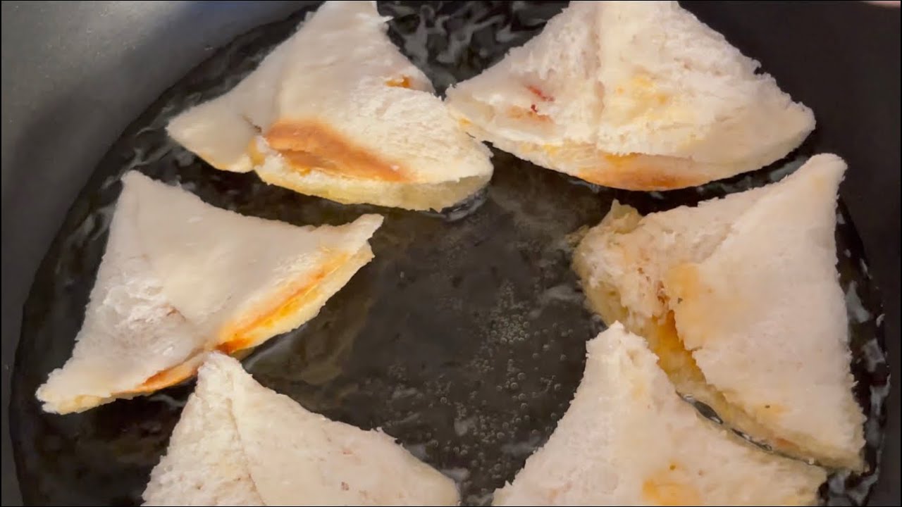 Cheesy Pizza Samosa in 5 minutes ! - YouTube