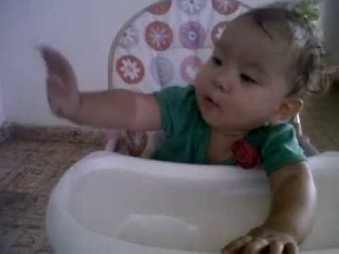 Bebe diciendo adios - YouTube