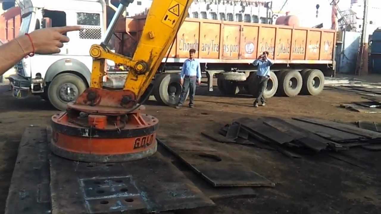 Magnet on Mobile Crane Excavator hydraulic powered - YouTube