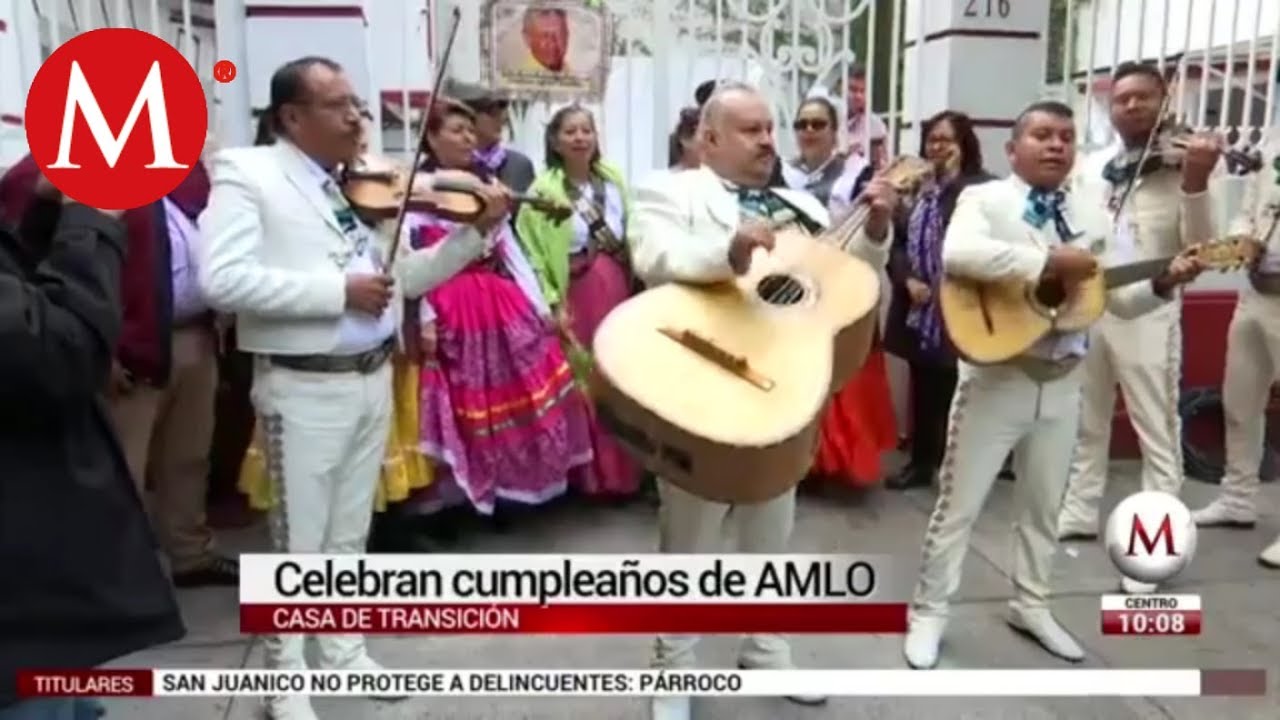 Celebran cumpleaños de AMLO con pastel y mariachi - YouTube