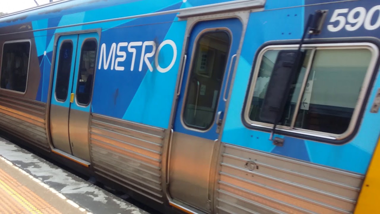 A Comeng train arrives at oakleigh. - YouTube