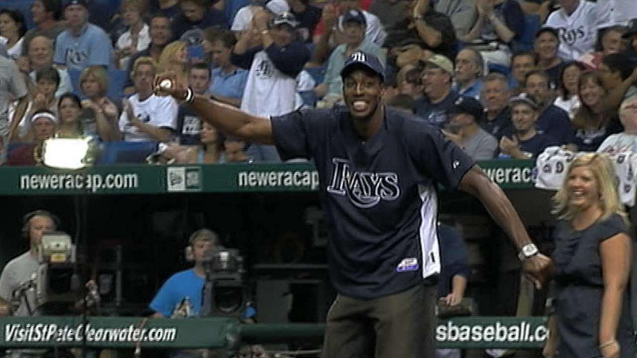 NYY@TB: Dwight Howard throws out the first pitch - YouTube