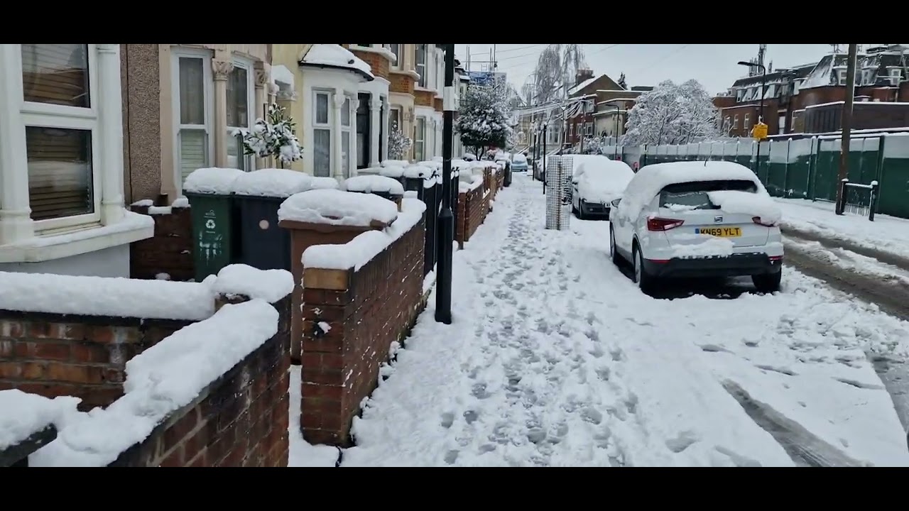 It's the first time I've seen this kind of snow in London - YouTube