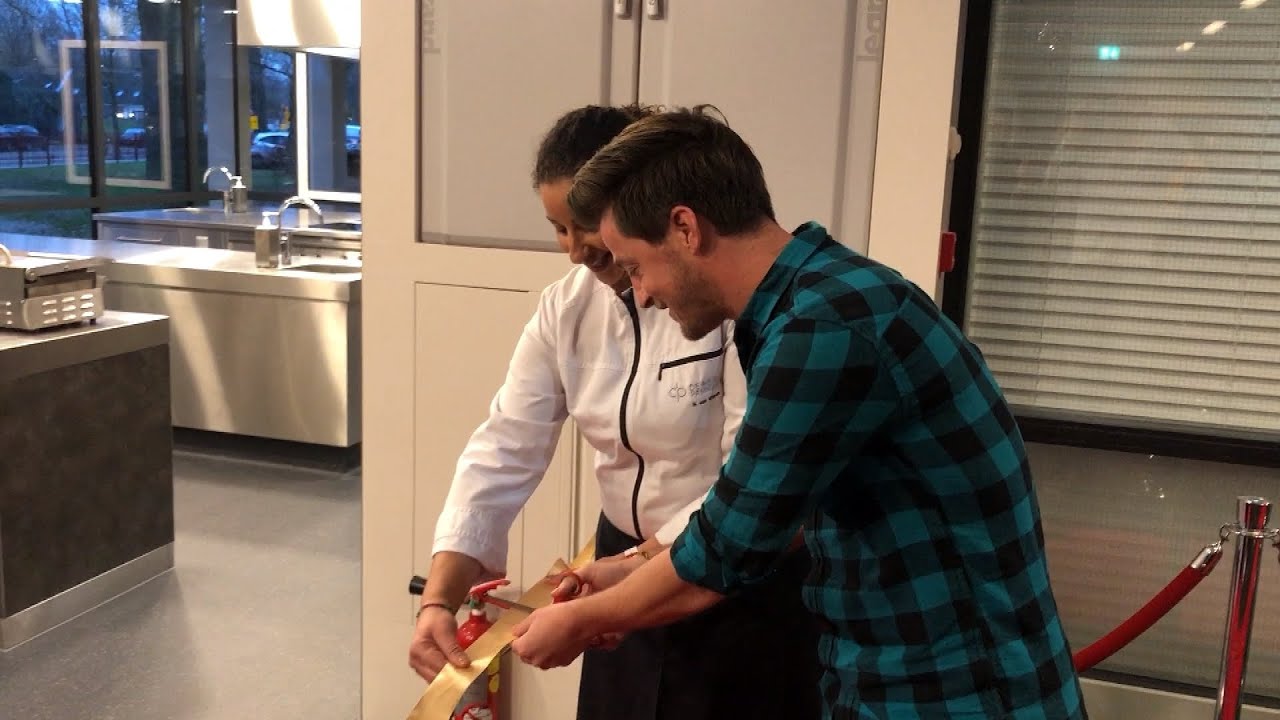 Tv-kok Hugo Kennis opent de nieuwe aulakeuken in het gebouw van De Rooi ...