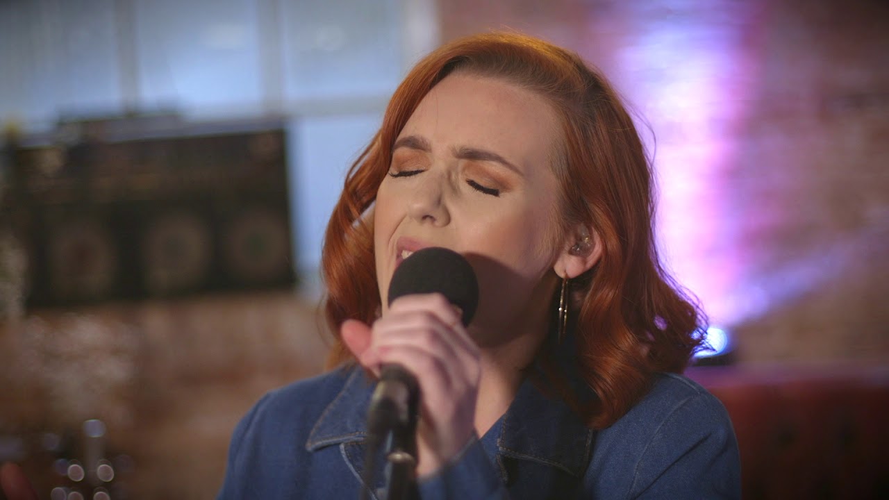 Laura Oakes - Better In Blue Jeans (live) - YouTube