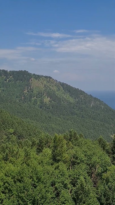 Нереально красивое сочетание зеленого и небесно голубого на Байкале