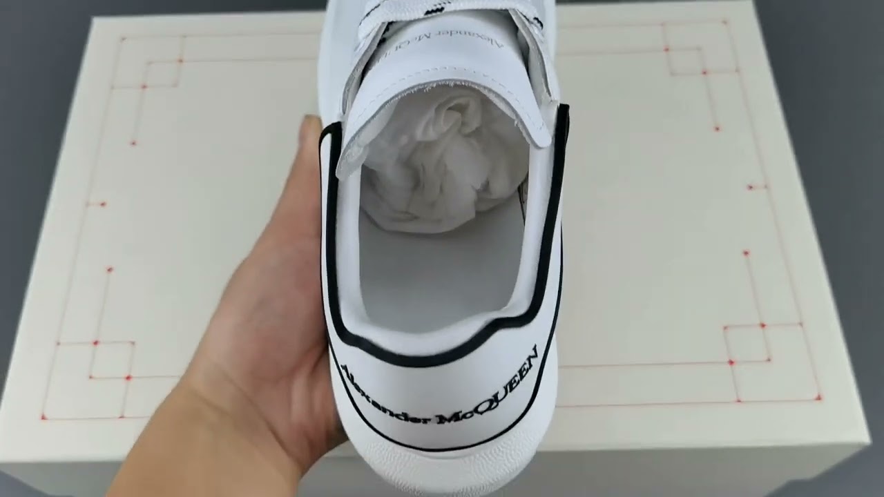 알렉산더맥퀸 오버솔 스니커즈 625156 WHXMT 9074 - YouTube