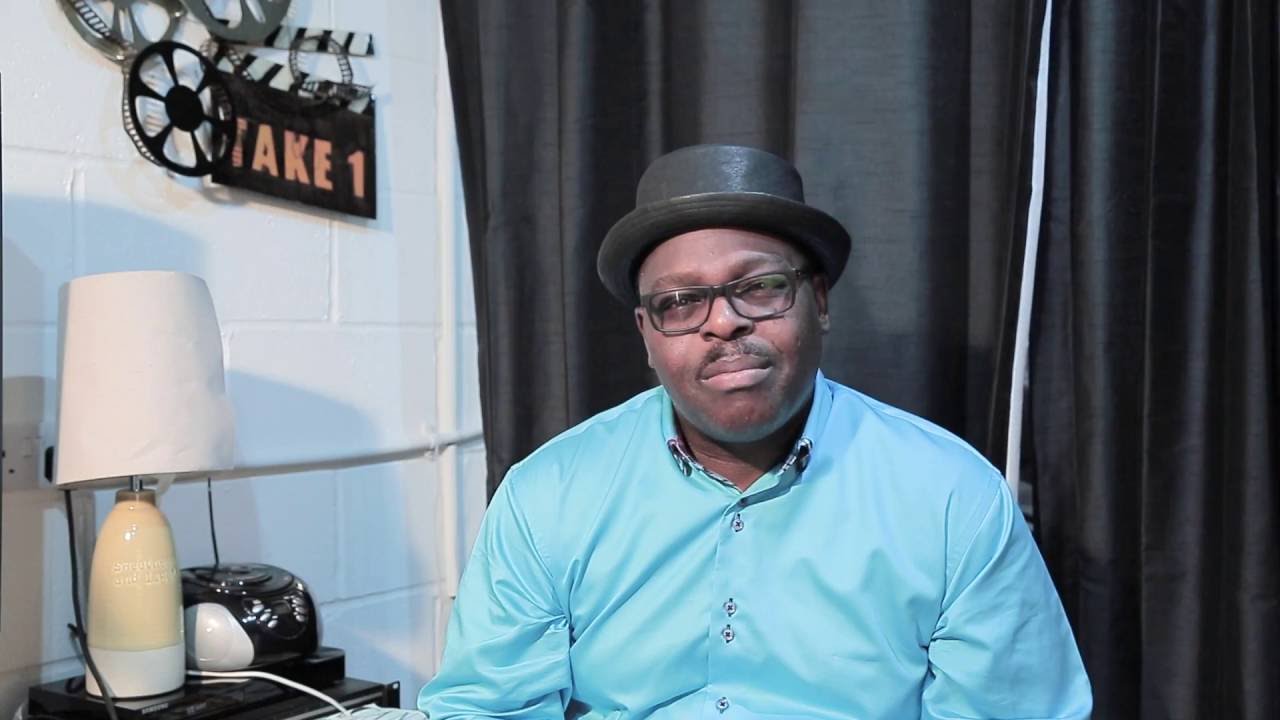 Ken Smart enjoys himself on the set of Housewives & Girlfriends and ...