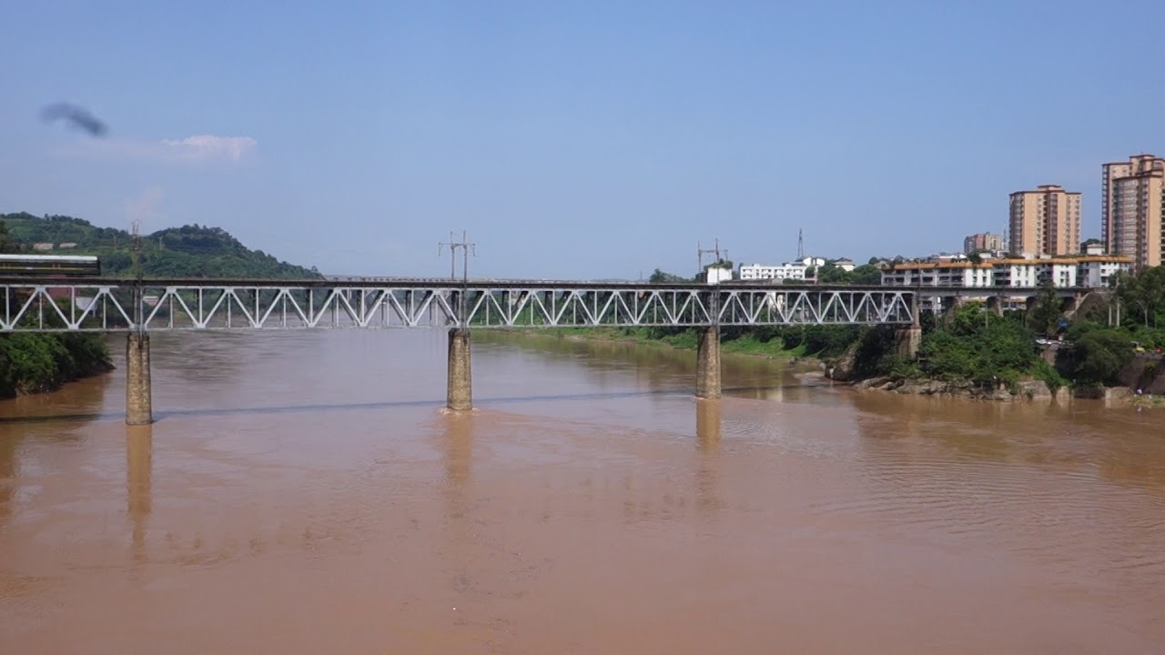 Passenger train 5635 crossing the bridge of Minjiang bridge 客车5635次通过宜宾 ...