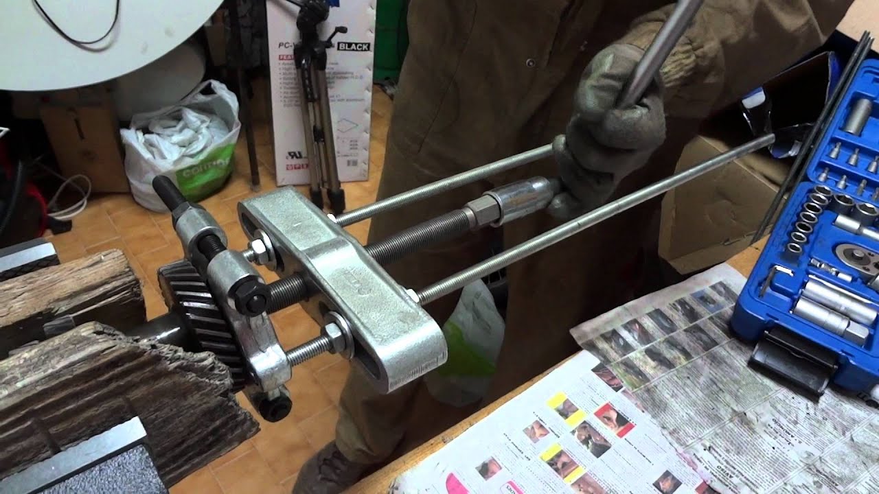 Corolla AE86 Gearbox Rebuild - Part 7.2 - Remove bolt and first end ...