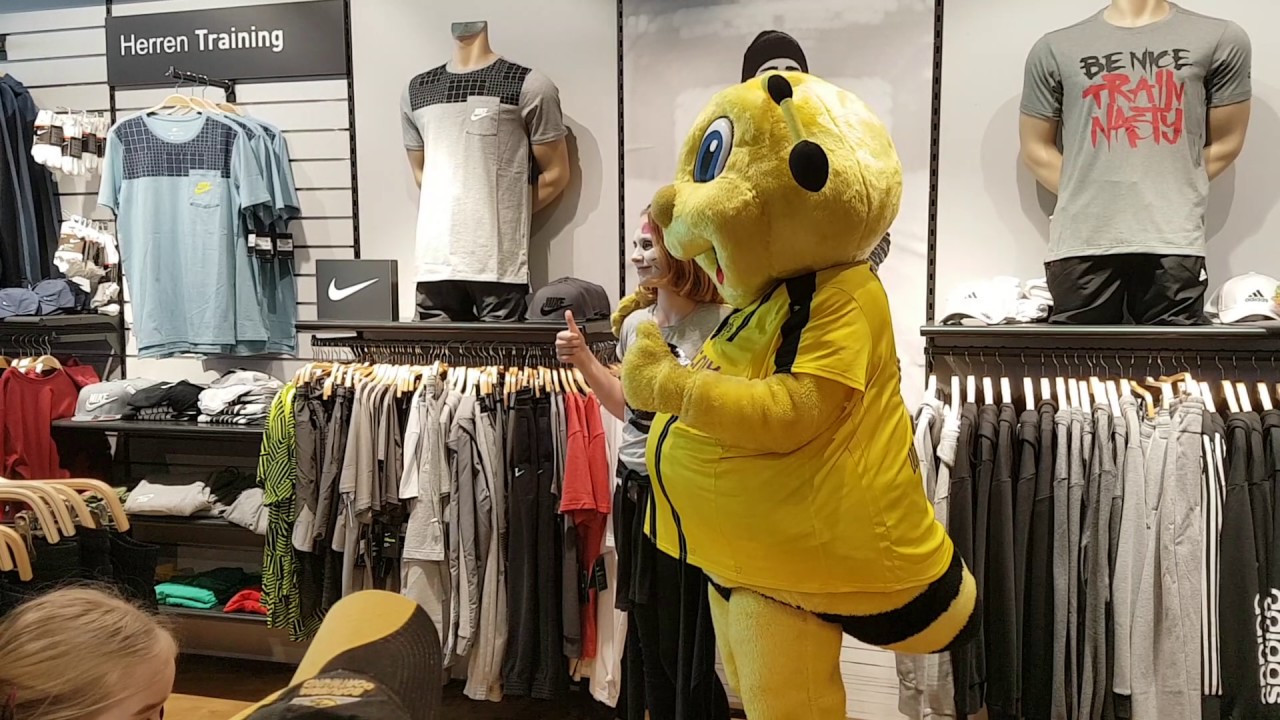 Emma das Maskottchen vom BVB bei der Autogrammstunde Teil 1 - YouTube