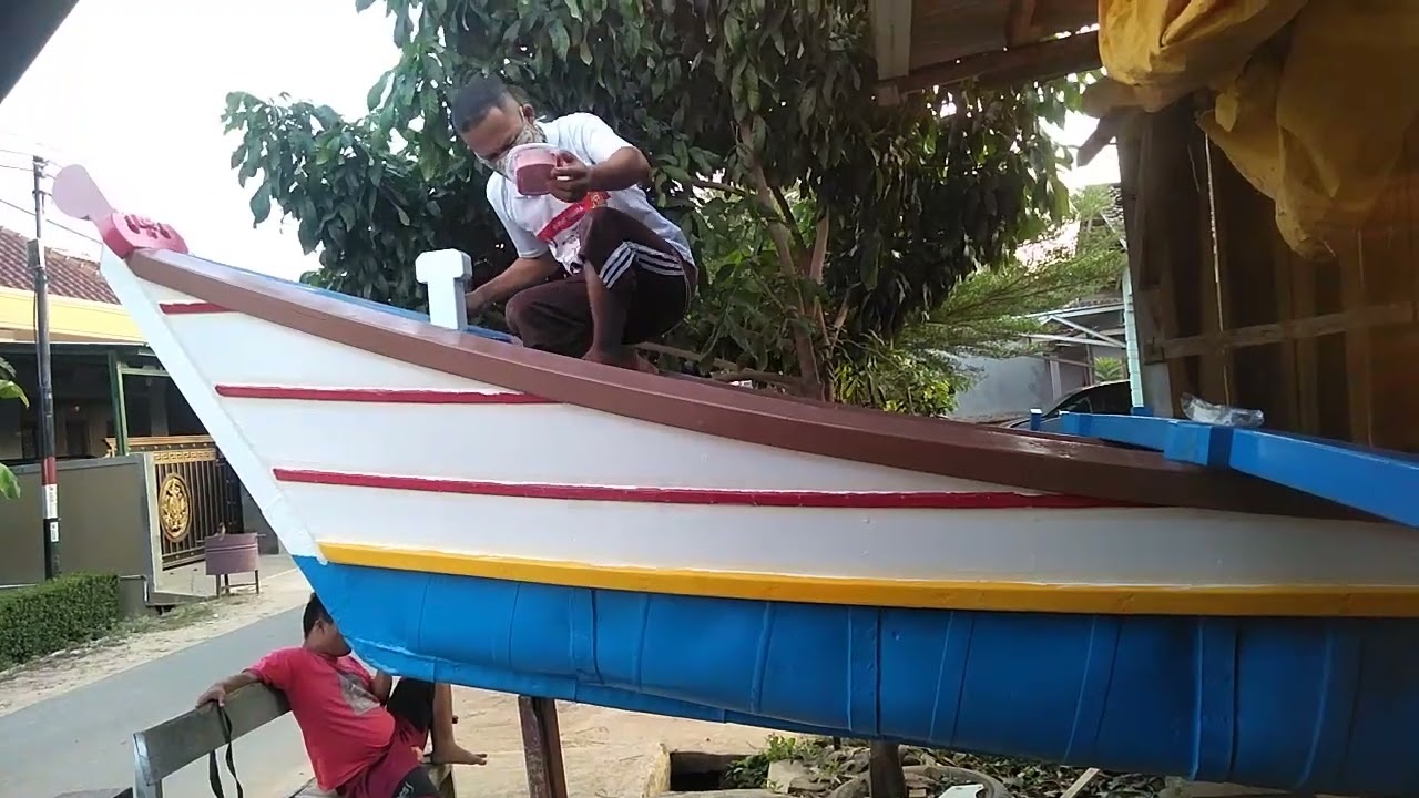 PENGECATAN PERAHU DRUM PLASTIK SUPER ELAGAN TAHAP FINISHING - YouTube