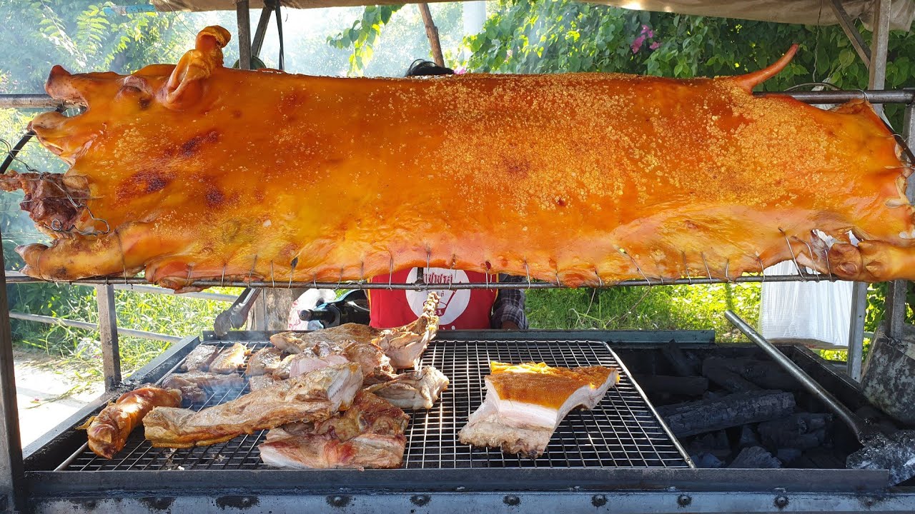 amazimg business! 4 whole crispy bbq pigs sole out every day in four ...