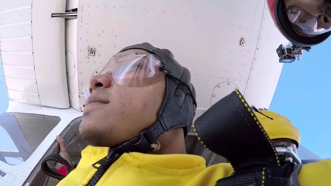 10,000ft Tandem SKYDIVE at Tekah Airfield, Taiping - YouTube