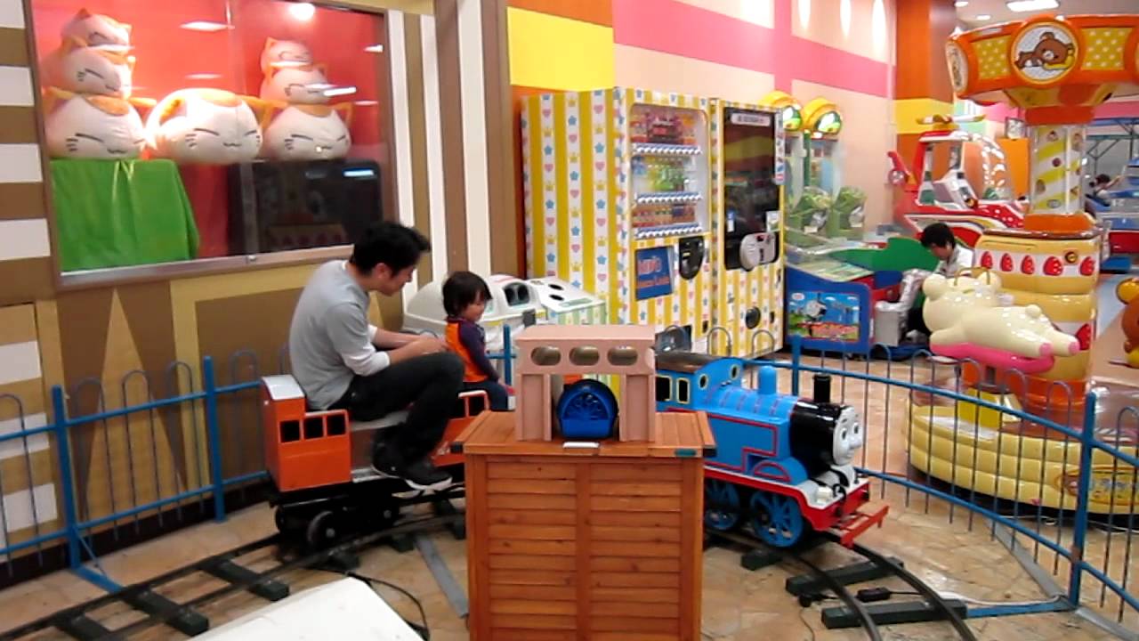 Thomas the Tank Engine at amusement arcade (機関車トーマス乗車) - YouTube