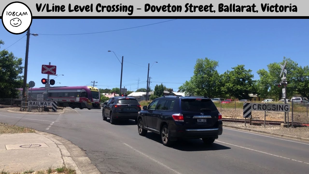 V/Line Level Crossing - Doveton Street, Ballarat, Victoria - YouTube
