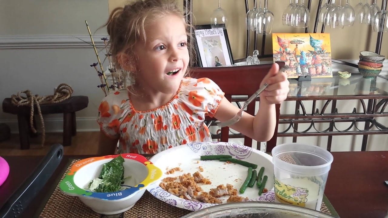 Food critic at 6 years old - YouTube