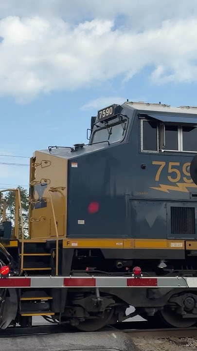 CSX cm44ac rebuild leads auto rack train through union city - YouTube