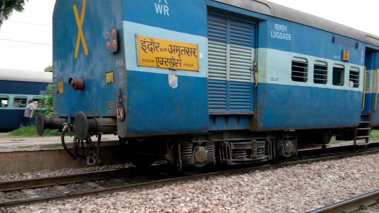 19326 Amritsar - Indore Biweekly Express powered by Ratlam WDM-3D [4K ...