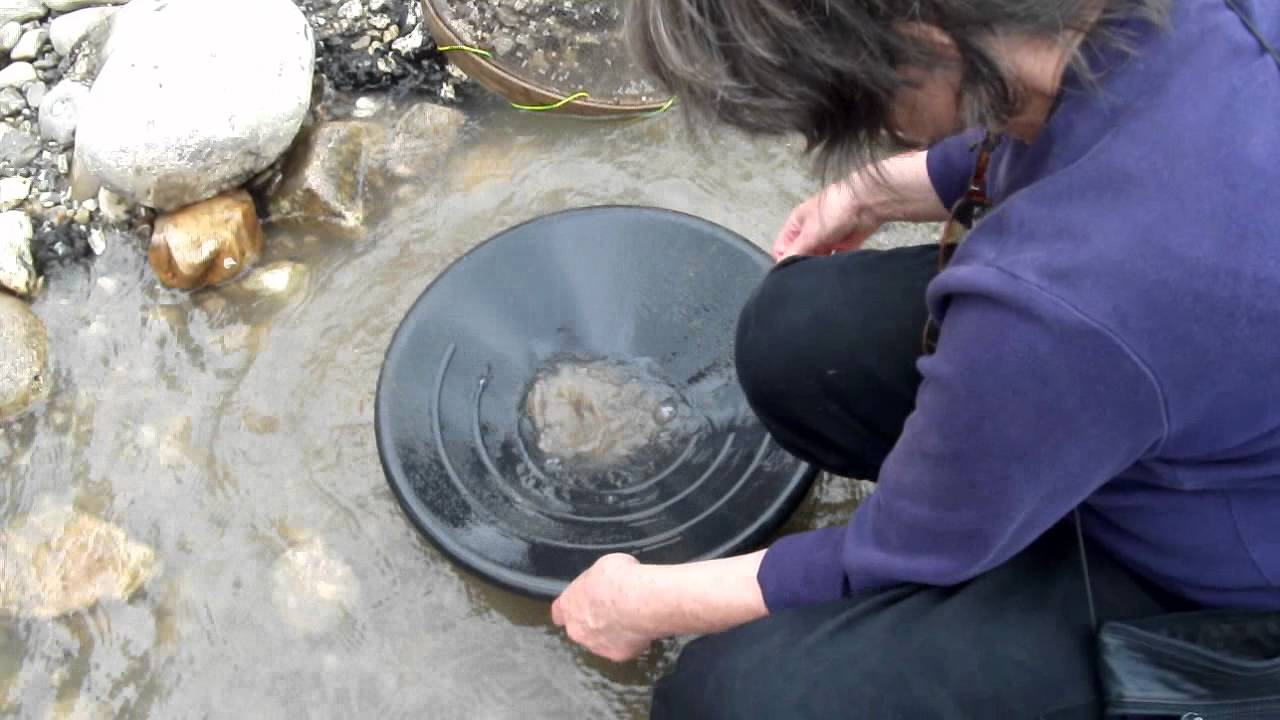 Orpaillage - Démonstration de la batée - YouTube