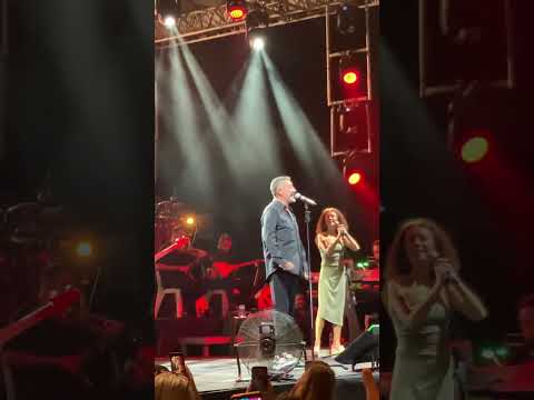 Hakan altun konserine gelen seyirciler ile birlikte  telefon bekliyor :)
