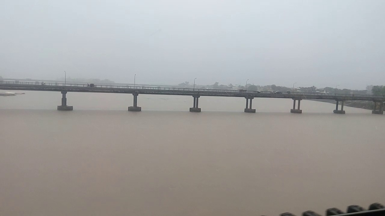 View of Ravi River lahore from Train... - YouTube