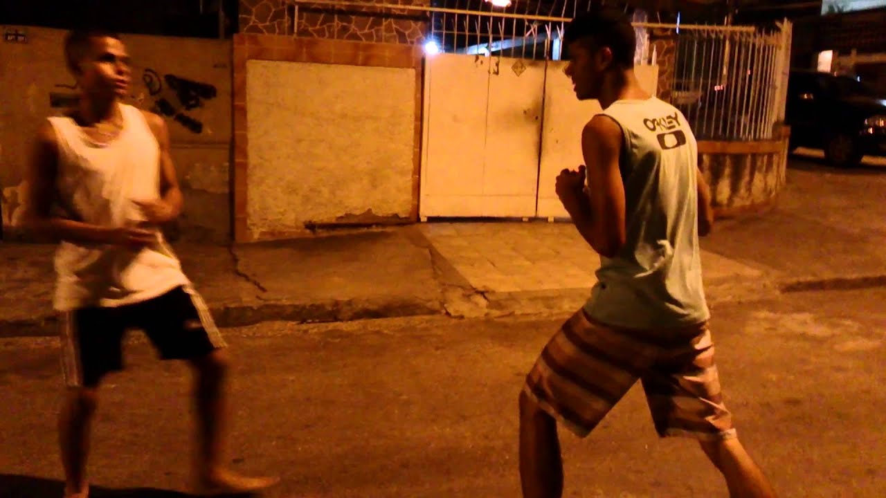 Briga de rua só chute - YouTube