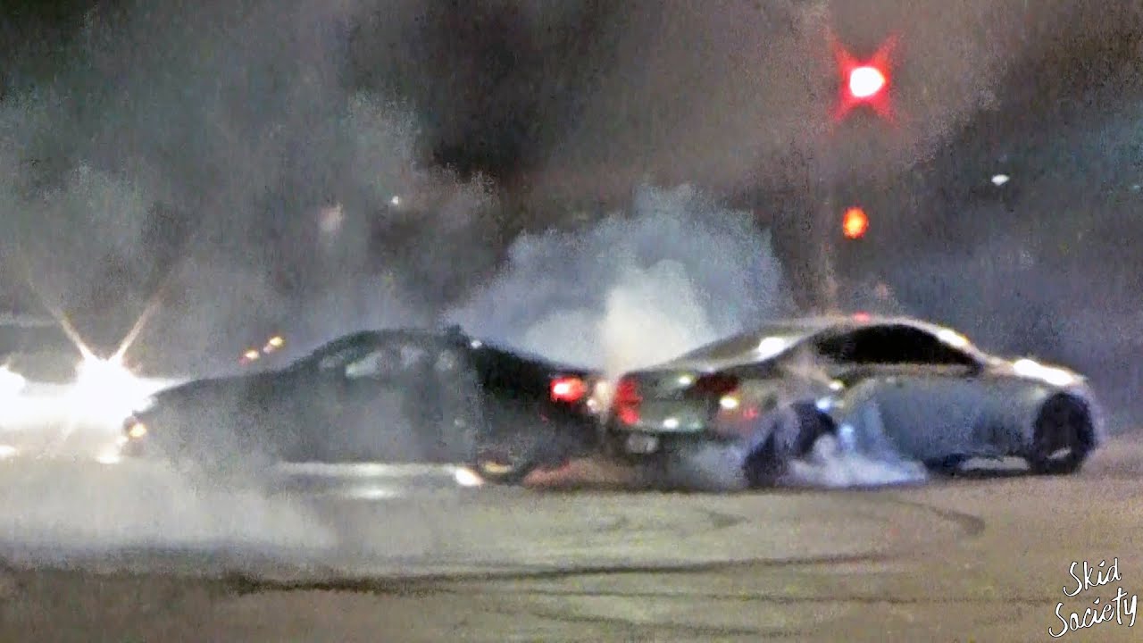 Infiniti G35 doing donuts with Toyota 86 at Takeover - YouTube