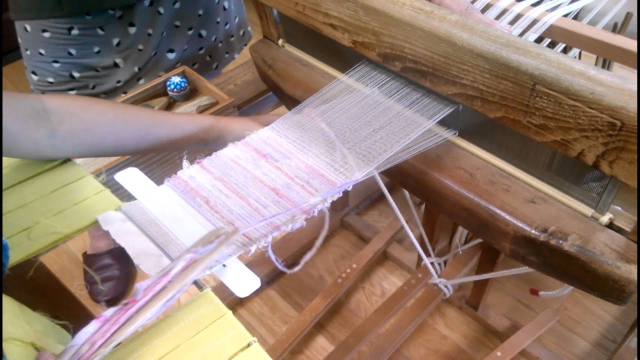 【昔の暮らし】裂き布を使っての裂き織 In Japan, the old man had created a new one tore a ...