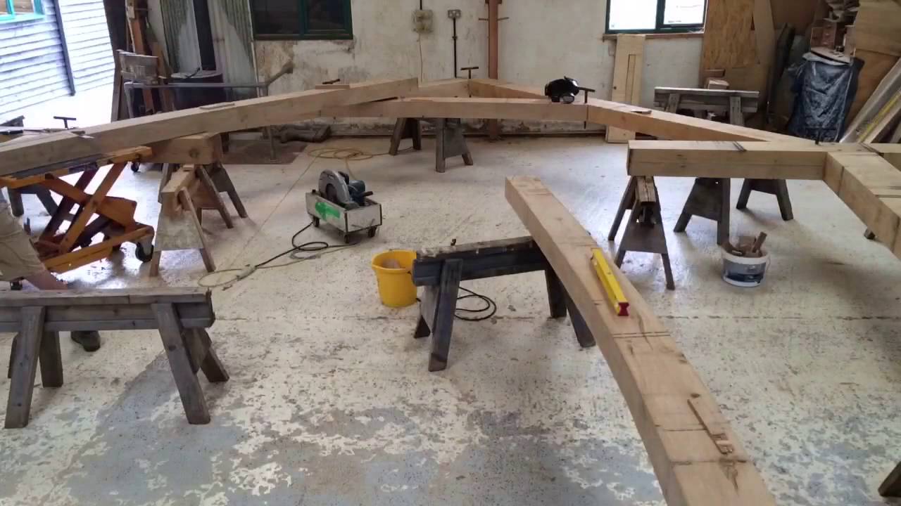 Green oak timber frame sling braces truss time lapse - YouTube